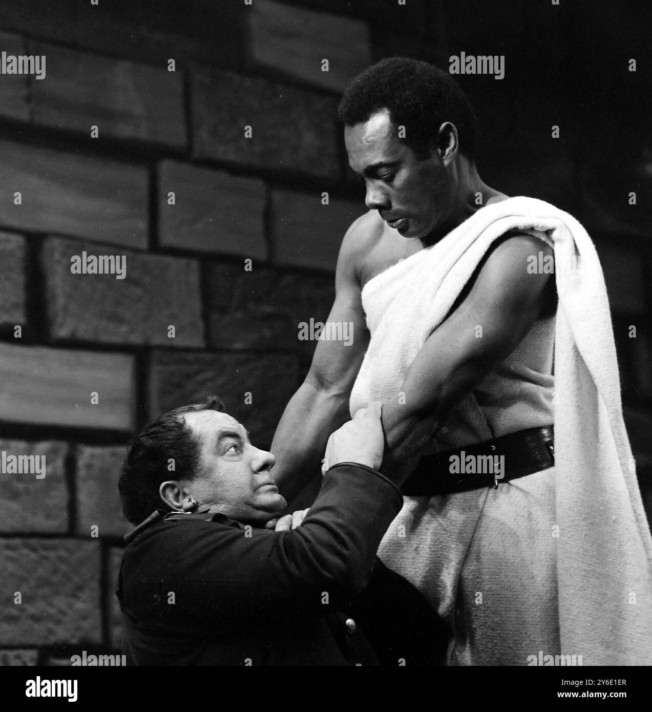 THEATRE OLD VIC OTHELLO ERROL JOHN & LEON MCKERN REHEARSALS / ; 28 JANUARY 1963 Stock Photo - Alamy