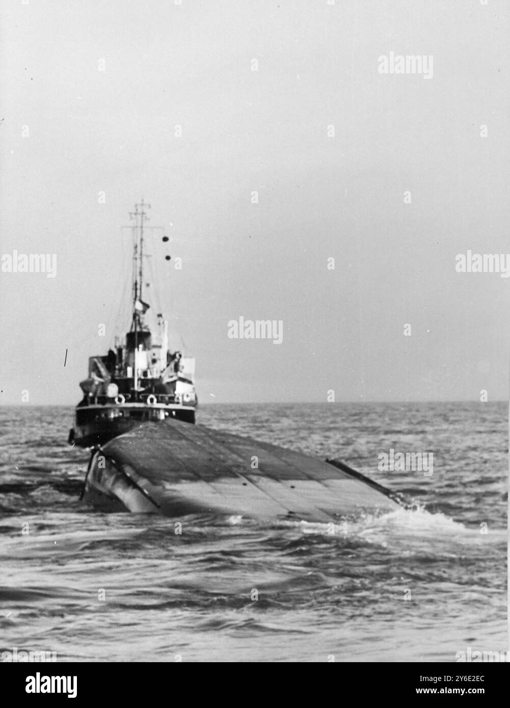 BOATS GELE ZEE TUG TOWS THUNTANK ROTTERDAM HARBOUR ; 26 JANUARY 1963 ...