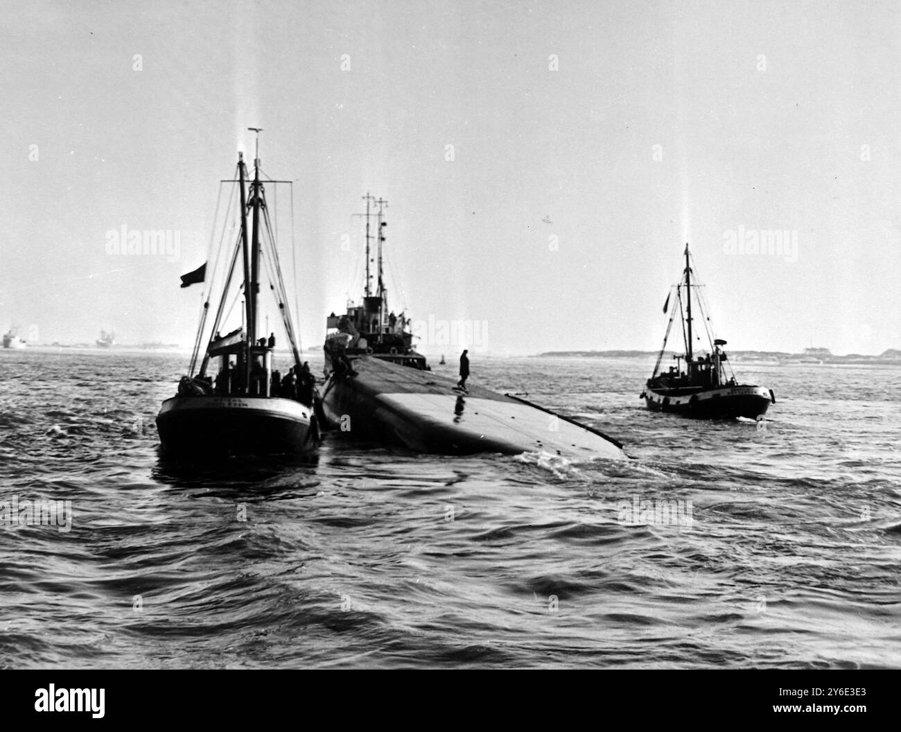 BOATS GELE ZEE TUG TOWS WALRUS HOOK OF HOLLAND ; 24 JANUARY 1963 Stock ...