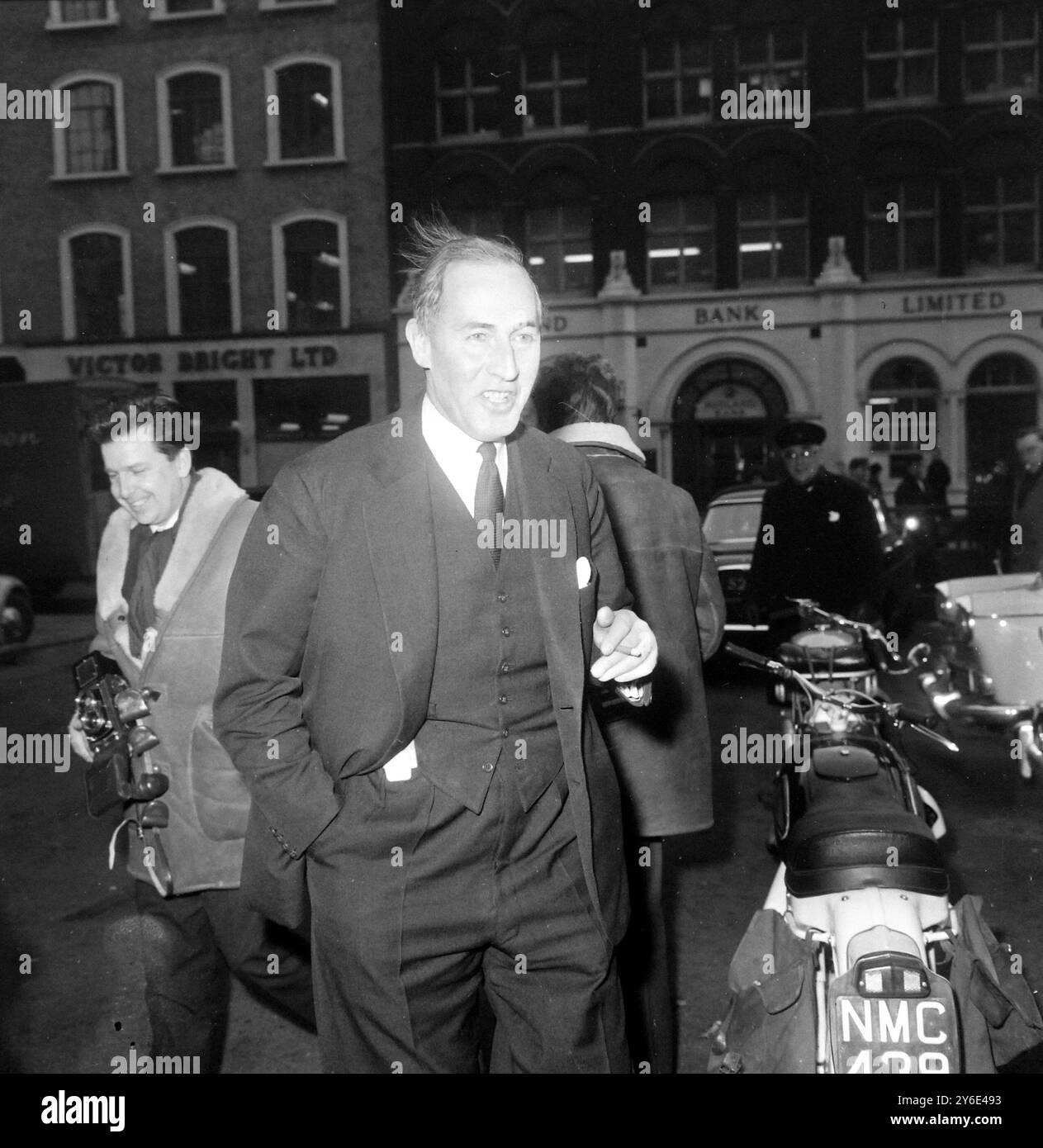 DR DINNICK VISITS HUGH GAITSKELL IN HOSPITAL / ; 17 JANUARY 1963 Stock ...