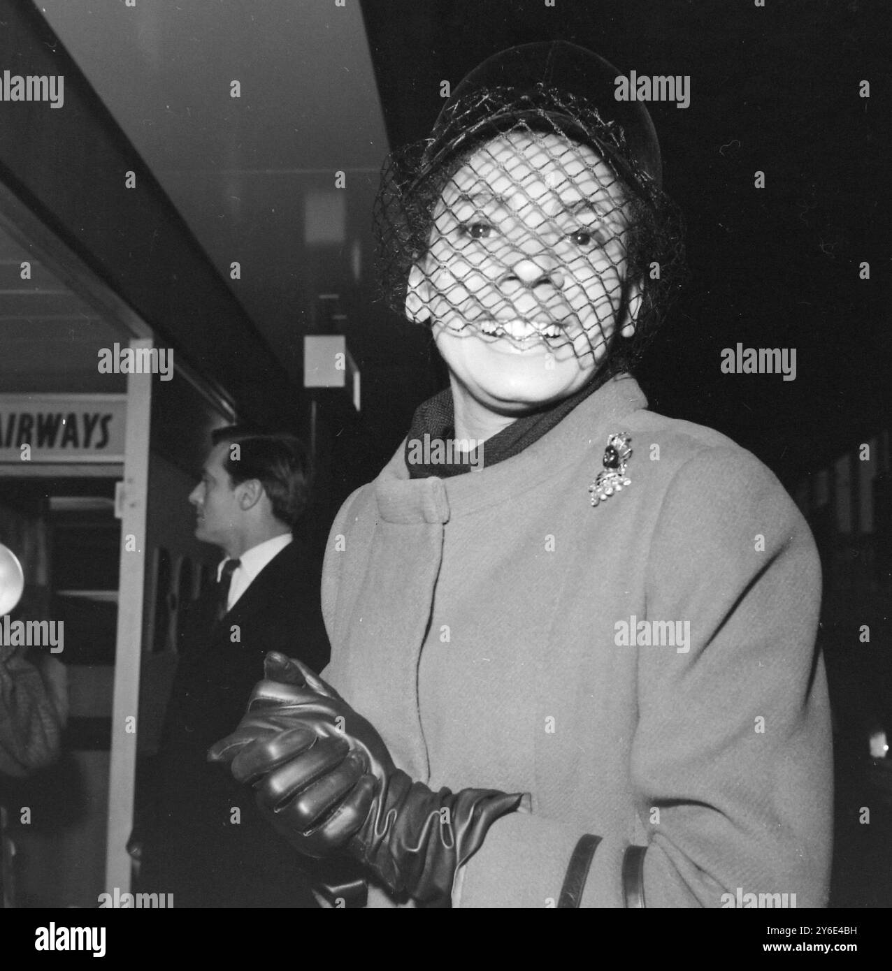 SHIRLEY BASSEY AT LONDON AIRPORT / ; 16 JANUARY 1963 Stock Photo - Alamy