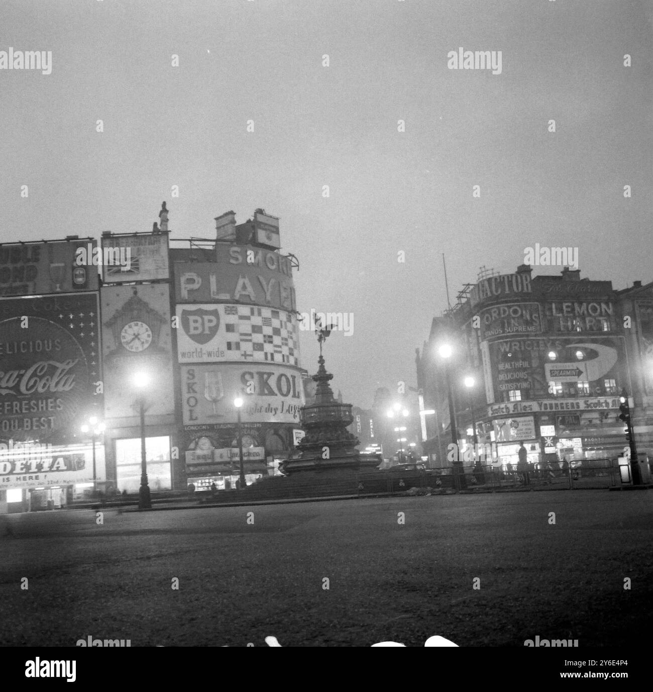 PICCADILLY CIRCUS POWER CUT IN LONDON ; 14 JANUARY 1963 Stock Photo - Alamy