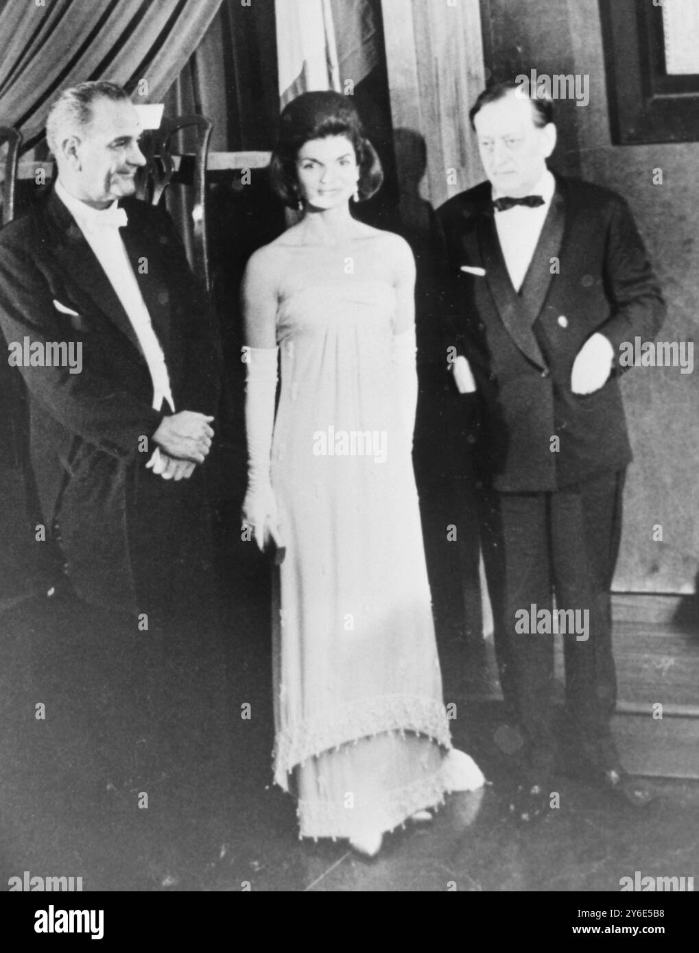 US AMERICAN PRESIDENT JOHN F KENNEDY JFK WITH WIF AND ANDRE MALRAUX IN ...