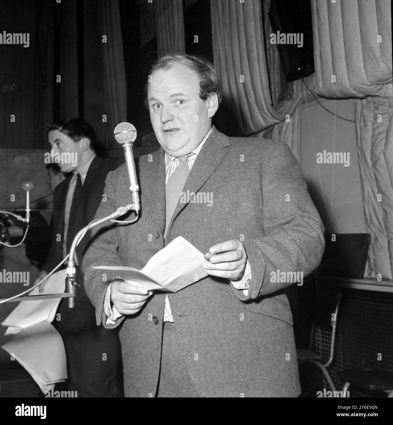 ROY KINNEAR R ACTOR ON A SET OF THAT WAS THE WEEK THAT WAS BBC SERIES / ; 7 JANUARY 1963 Stock ...