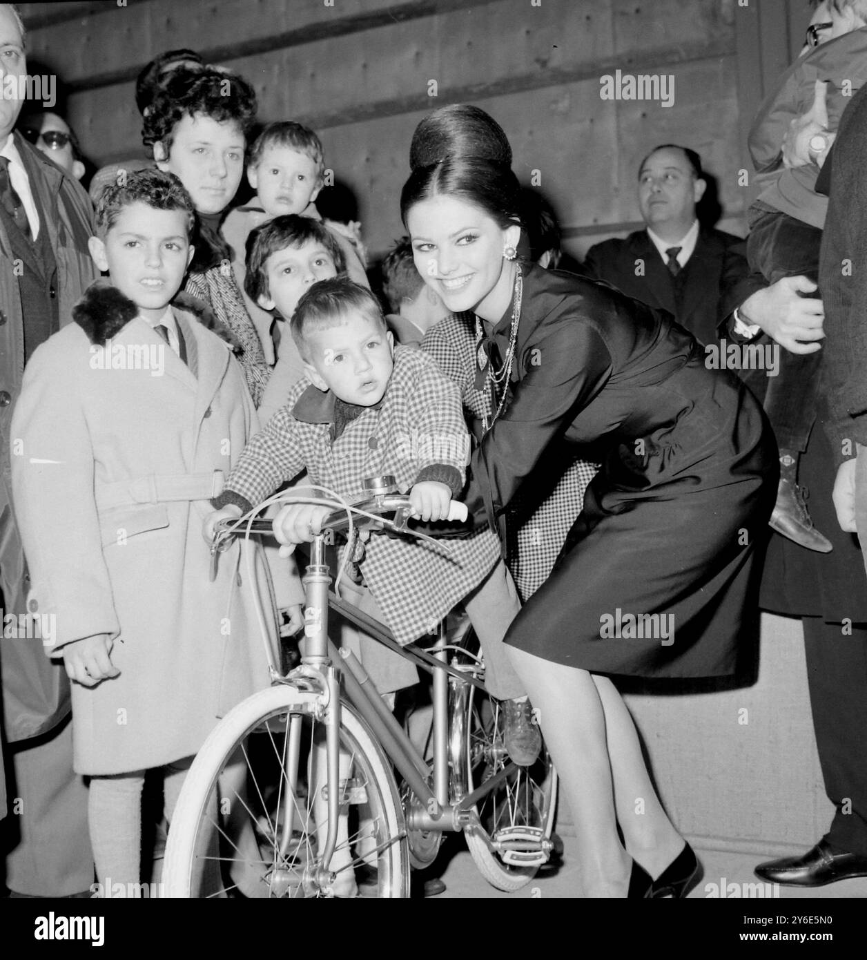 CLAUDIA CARDINALE- DAY HOLIDAY IN ROME ; 7 JANUARY 1963 Stock Photo - Alamy