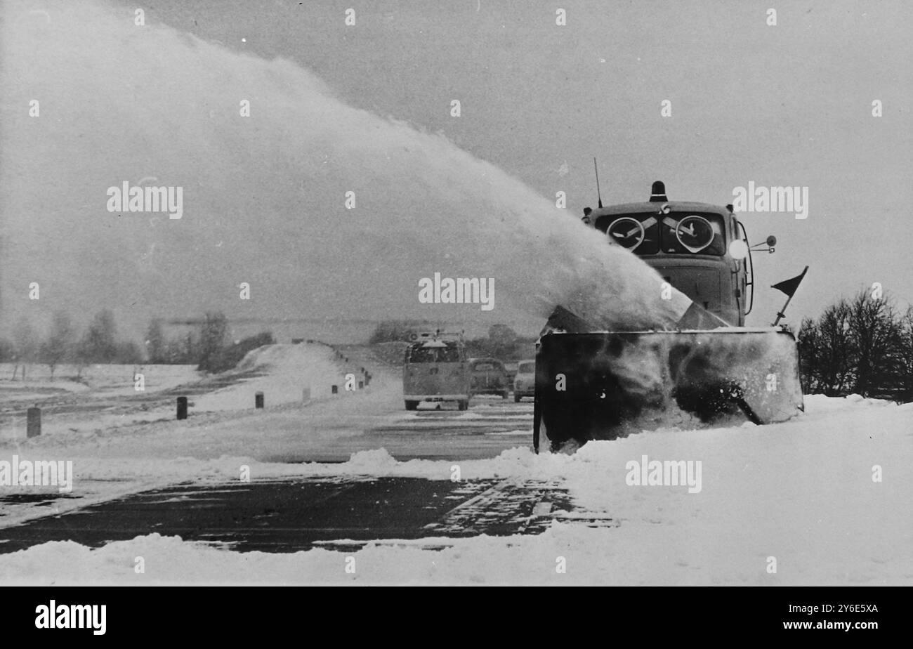 SNOW GIANT ROTARY PLOUGH IN AMSTERDAM ; 5 JANUARY 1963 Stock Photo - Alamy