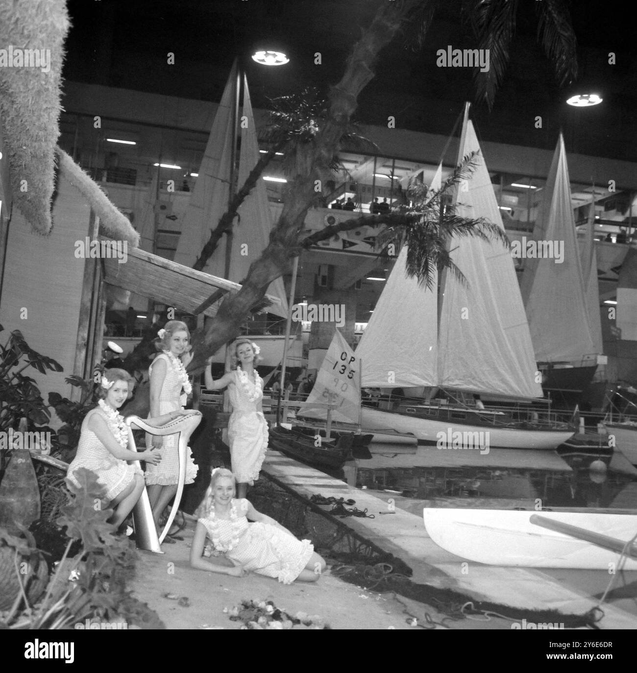 Maori canoe archive Black and White Stock Photos & Images - Alamy