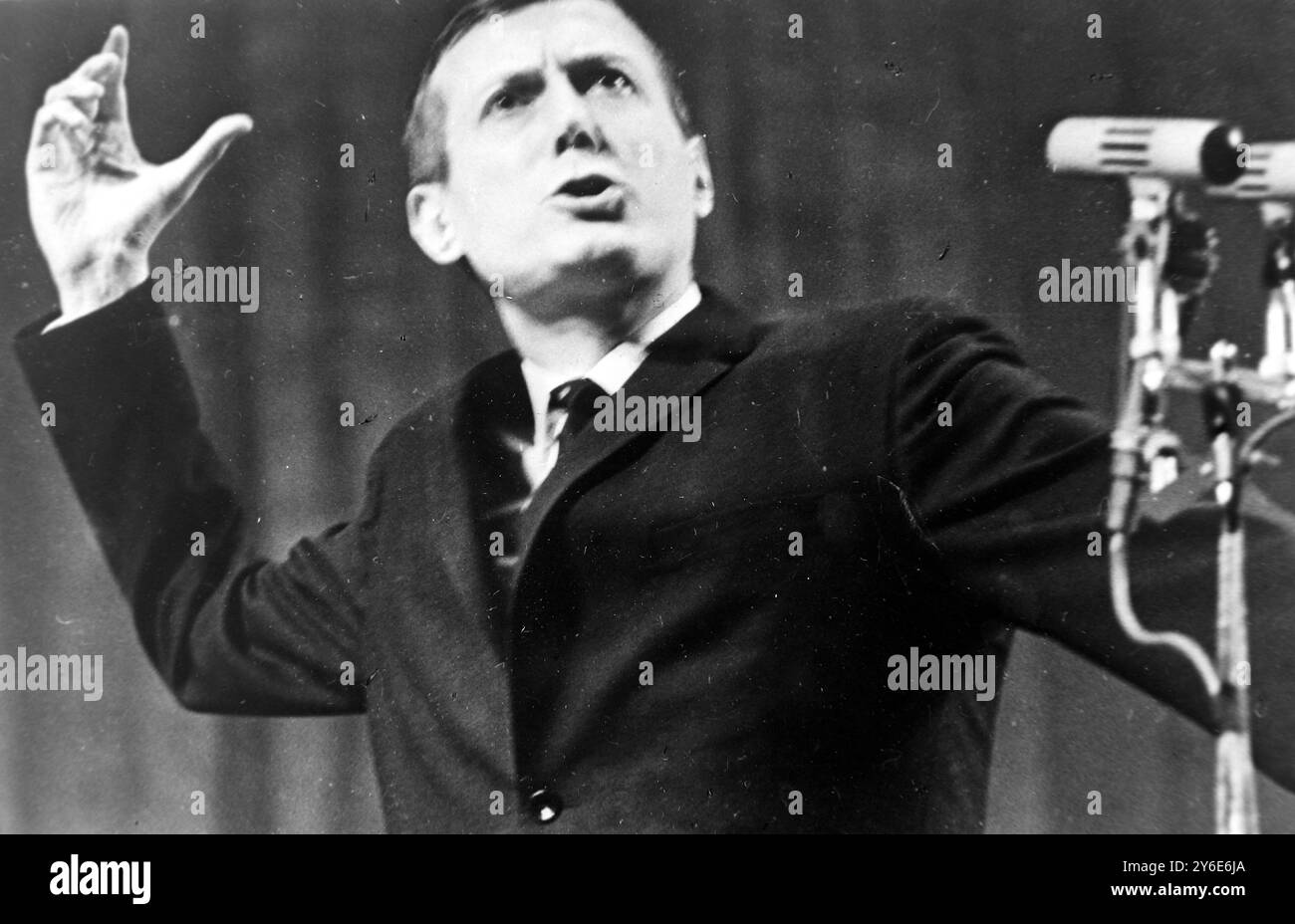 EVGHENI EVTUSHENKO Y CHAIKOVSKI HALL POETRY / ; 31 DECEMBER 1962 Stock ...