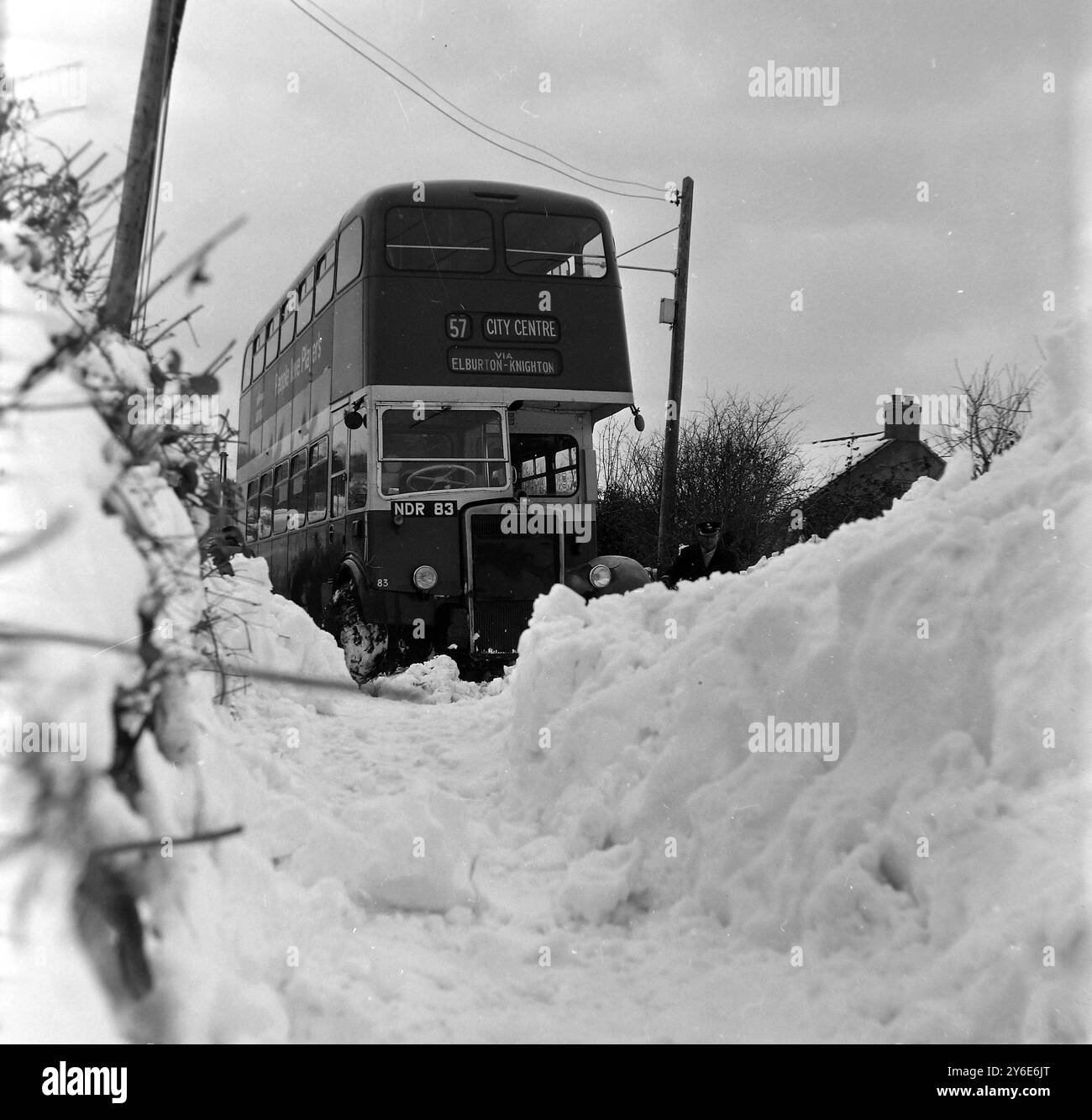 SNOW STRANDED BUS DRIVER DEVON ; 31 DECEMBER 1962 Stock Photo - Alamy
