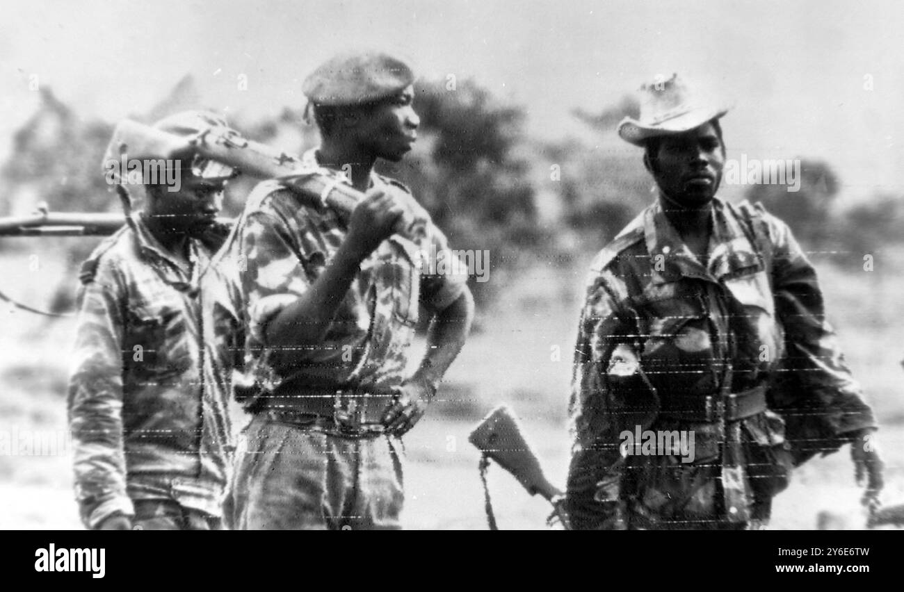 ARMY KATANGESE SOLDIERS DURING TSHOMBE PRESIDENT. CAMPAIGN KATANGA ; 30 ...