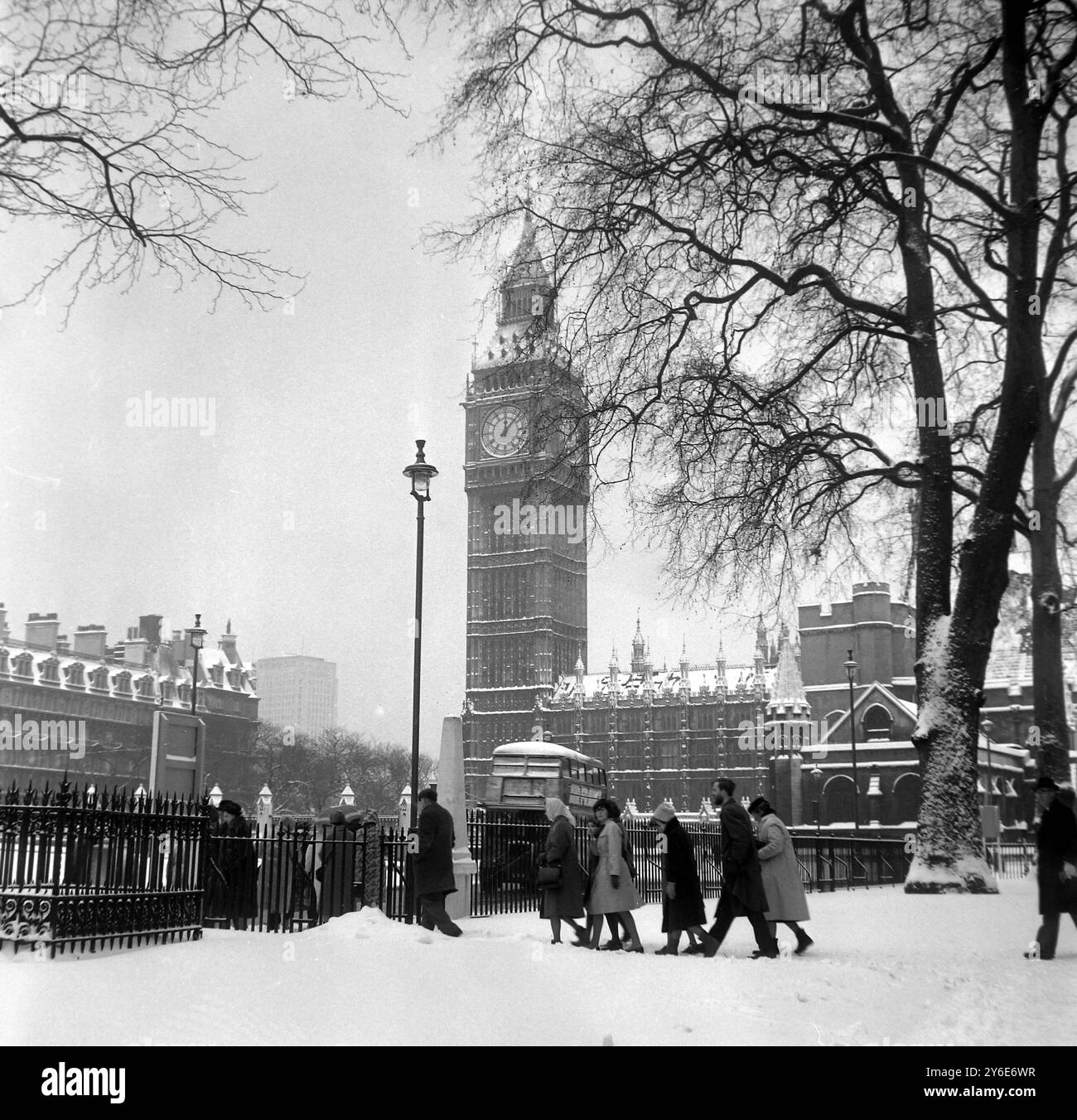 SNOW AND WINTER IN LONDON - HOUSES OF PARLIAMENT AND BIG BEN ; 30 ...