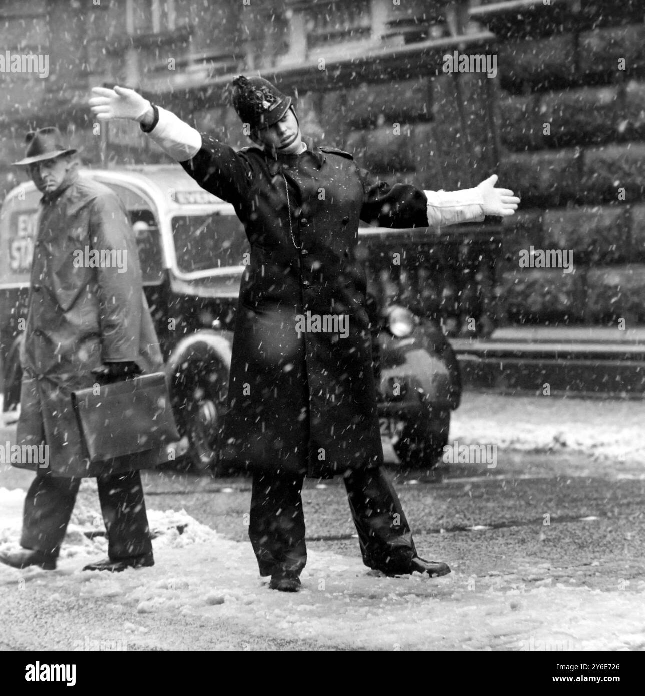 27 DECEMBER 1962 A POLICEMAN DIRECTS PEDESTRIANS IN FLEET STREET DURING ...