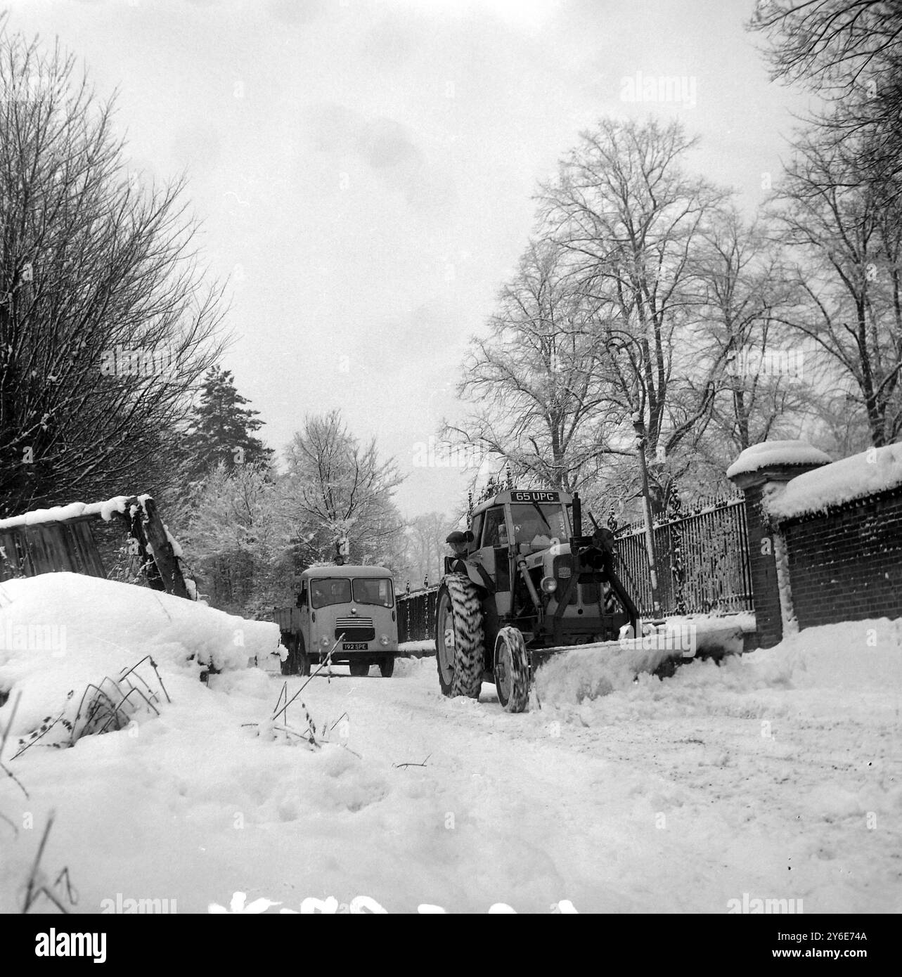 SNOW LORRY FOLLOWING PLOUGH EPSOM ; 28 DECEMBER 1962 Stock Photo - Alamy