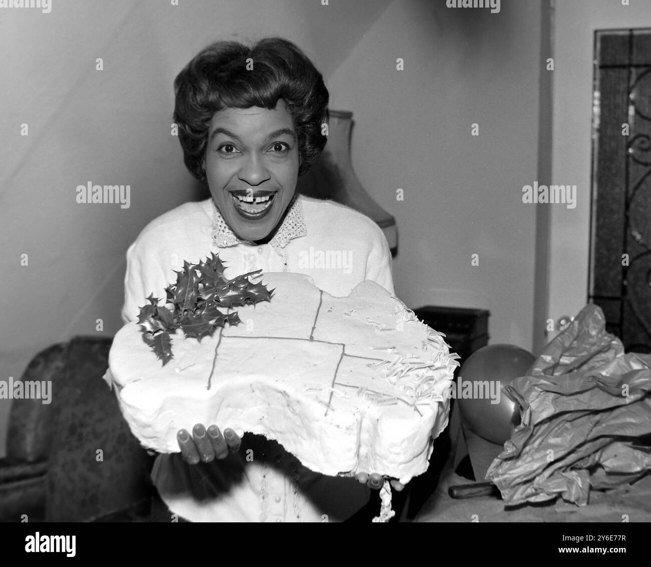23 DECEMBER 1962 WINIFRED ATWELL WITH A CAKE IN THE SHAPE OF AUSTRALIA ...