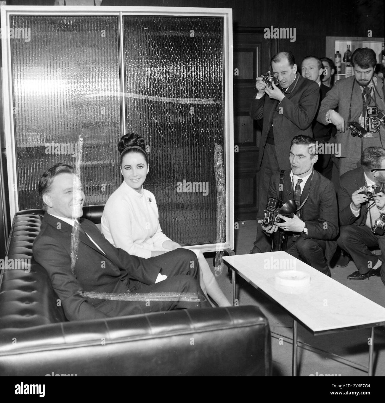RICHARD BURTON WITH ELIZABETH TAYLOR VIPS BOREHAM WOOD FILMING / ; 20 ...