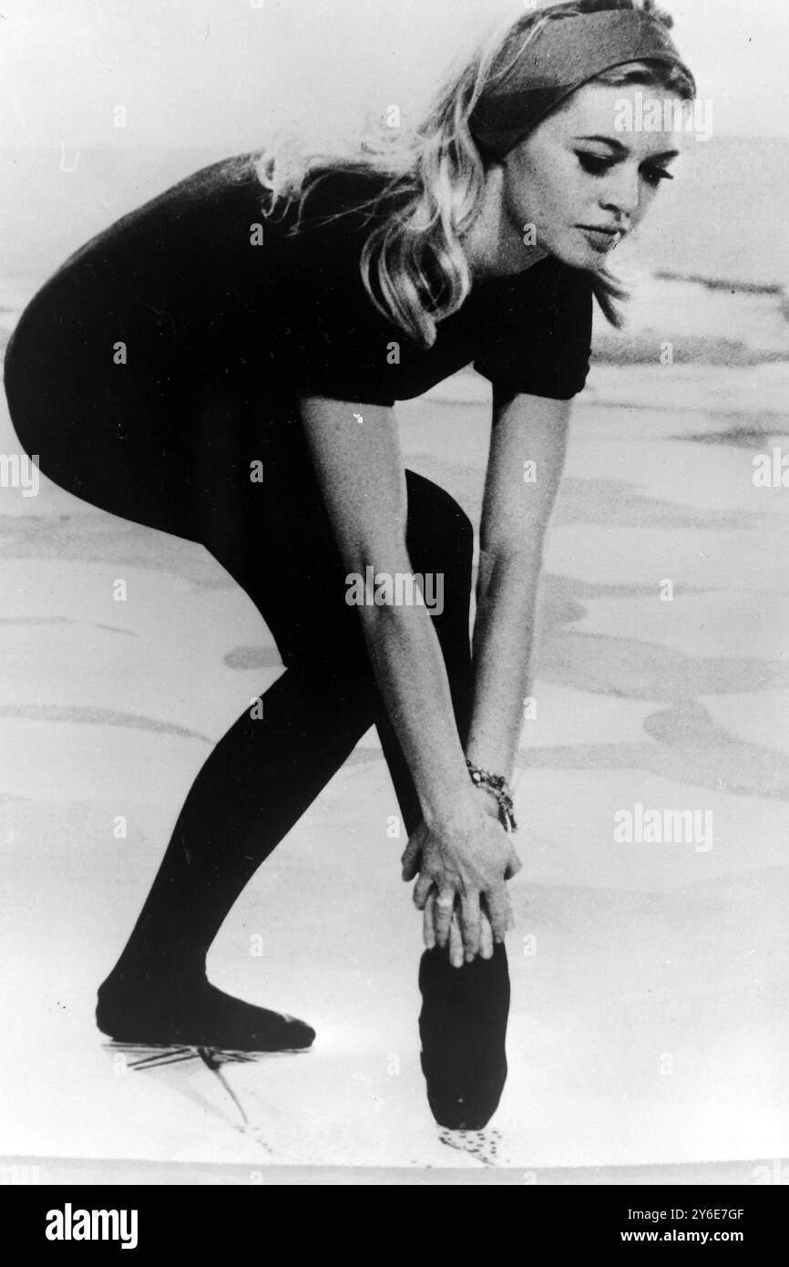 FRENCH ACTRESS BRIGITTE BARDOT ; 19 DECEMBER 1962 Stock Photo - Alamy