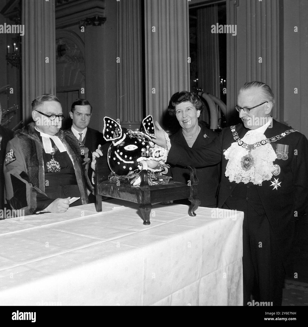 THE LORD MAYOR OF LONDON RALPH PERRING WITH BOARS HEAD / ; 19 DECEMBER ...