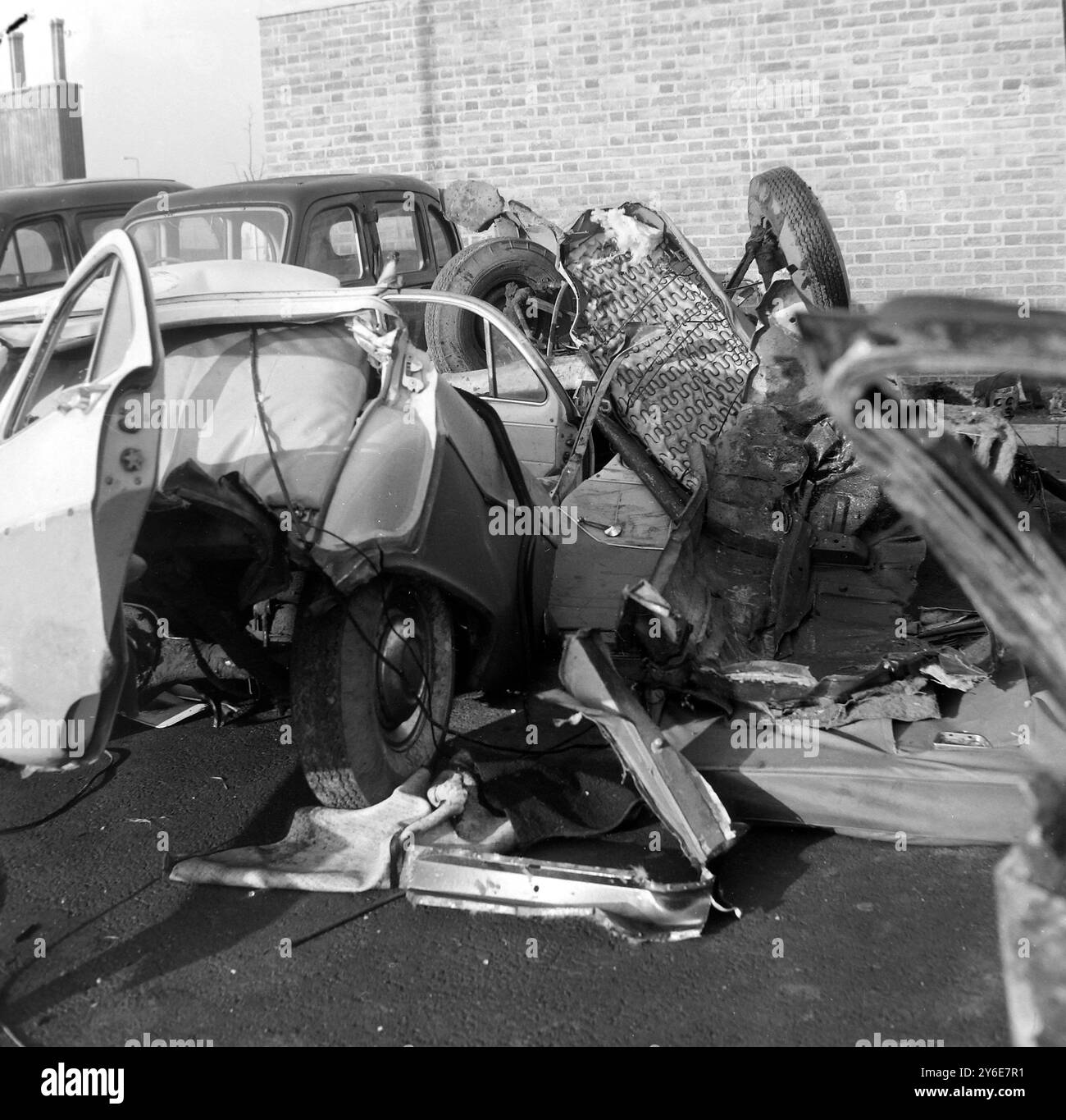 3 DIE IN MOTOR ACCIDENT ON MOTORWAY M1 ; 19 DECEMBER 1962 Stock Photo ...