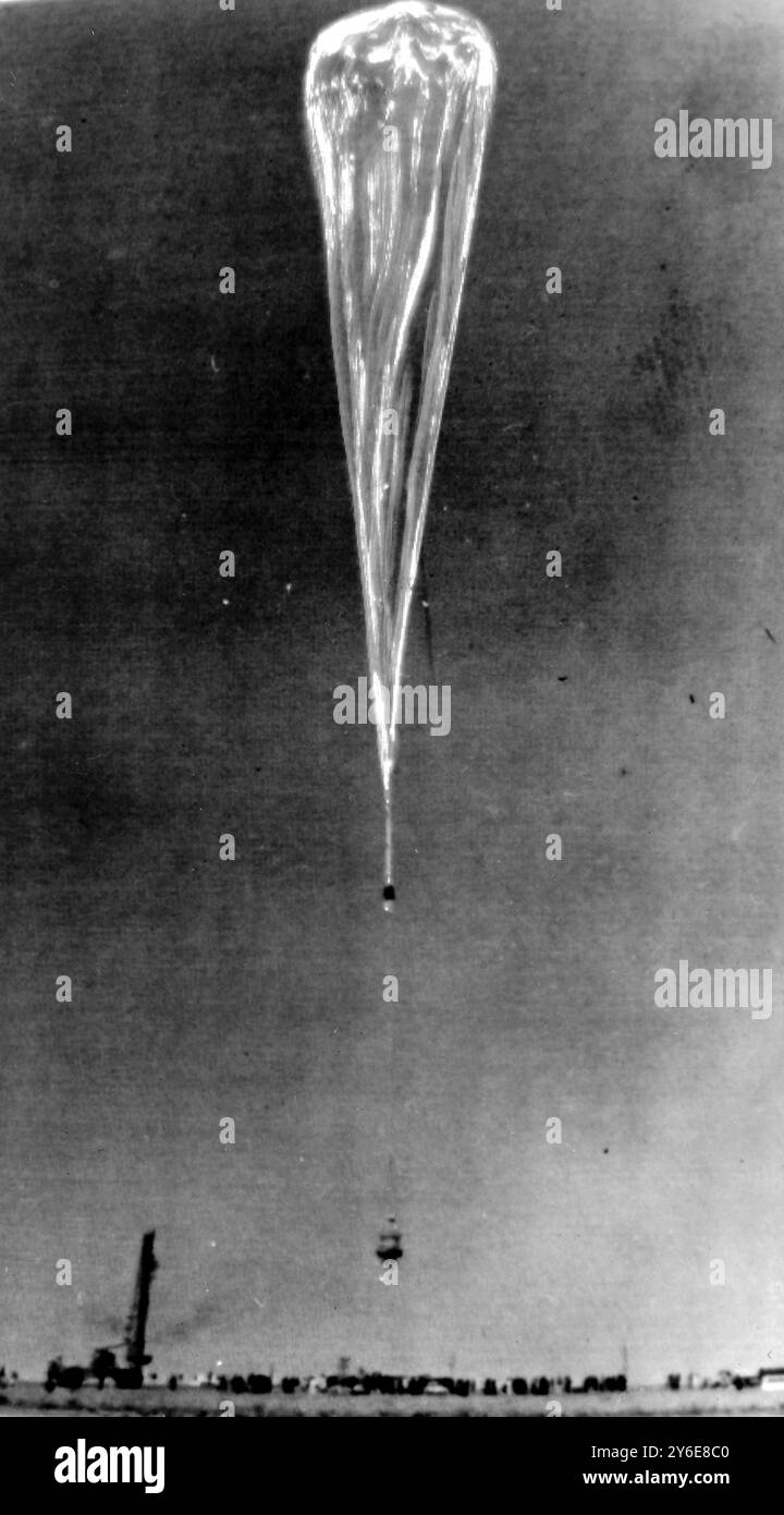 BALLOON KITTINGER CAPT WITH STARGAZER BALLOON ; 15 DECEMBER 1962 Stock ...