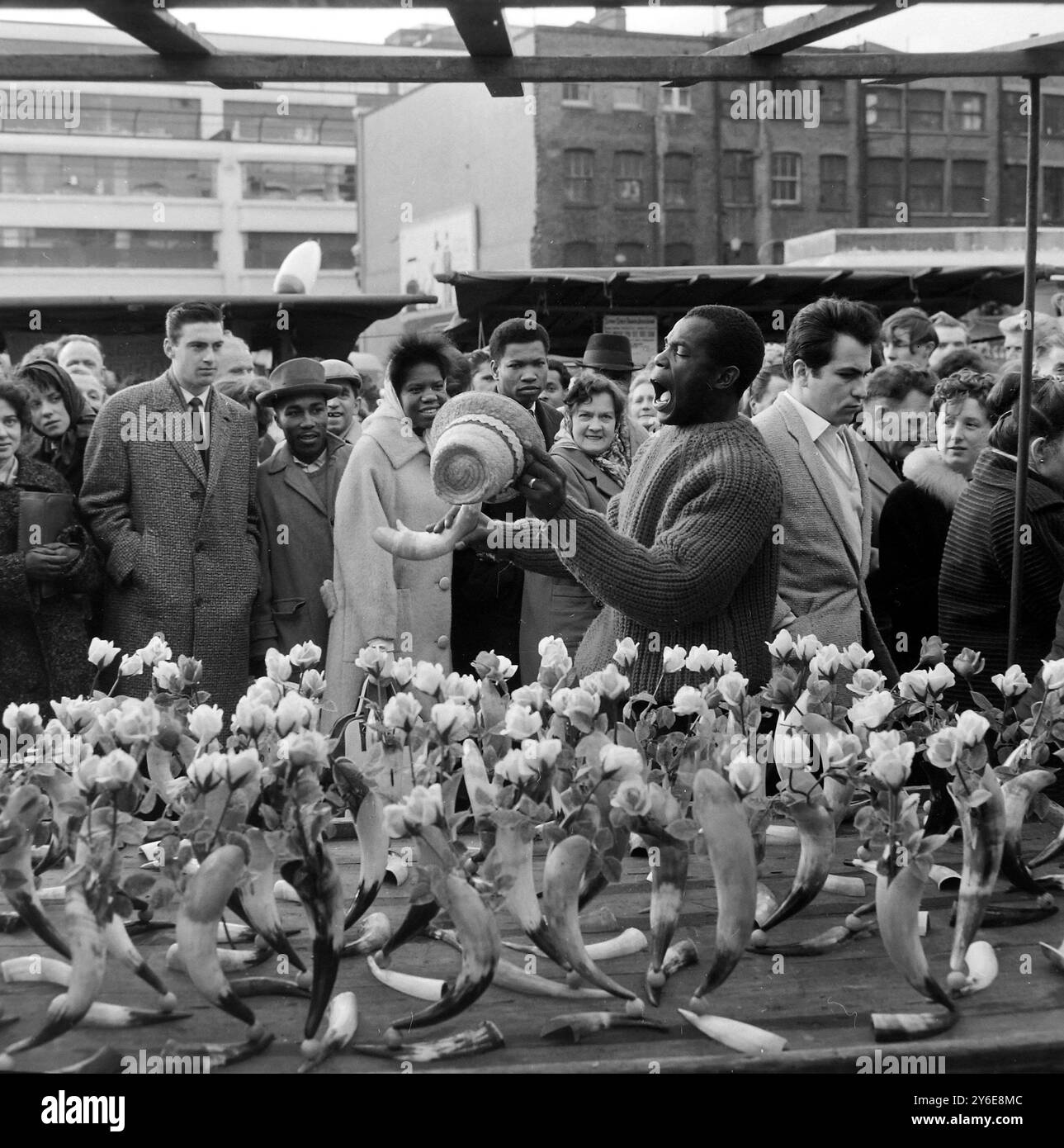 PETTICOAT LANE BLACK SALESMAN LONDON ; 12 DECEMBER 1962 Stock Photo - Alamy