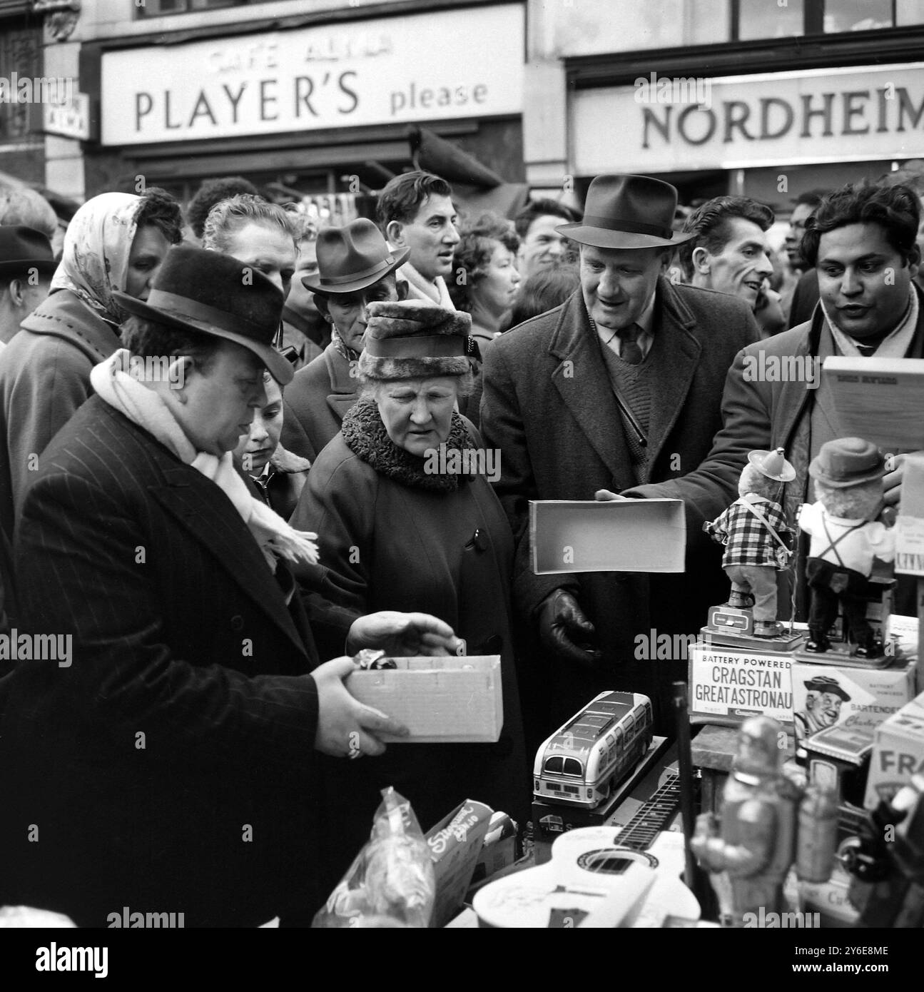 Petticoat lane market 1960s hi-res stock photography and images - Alamy