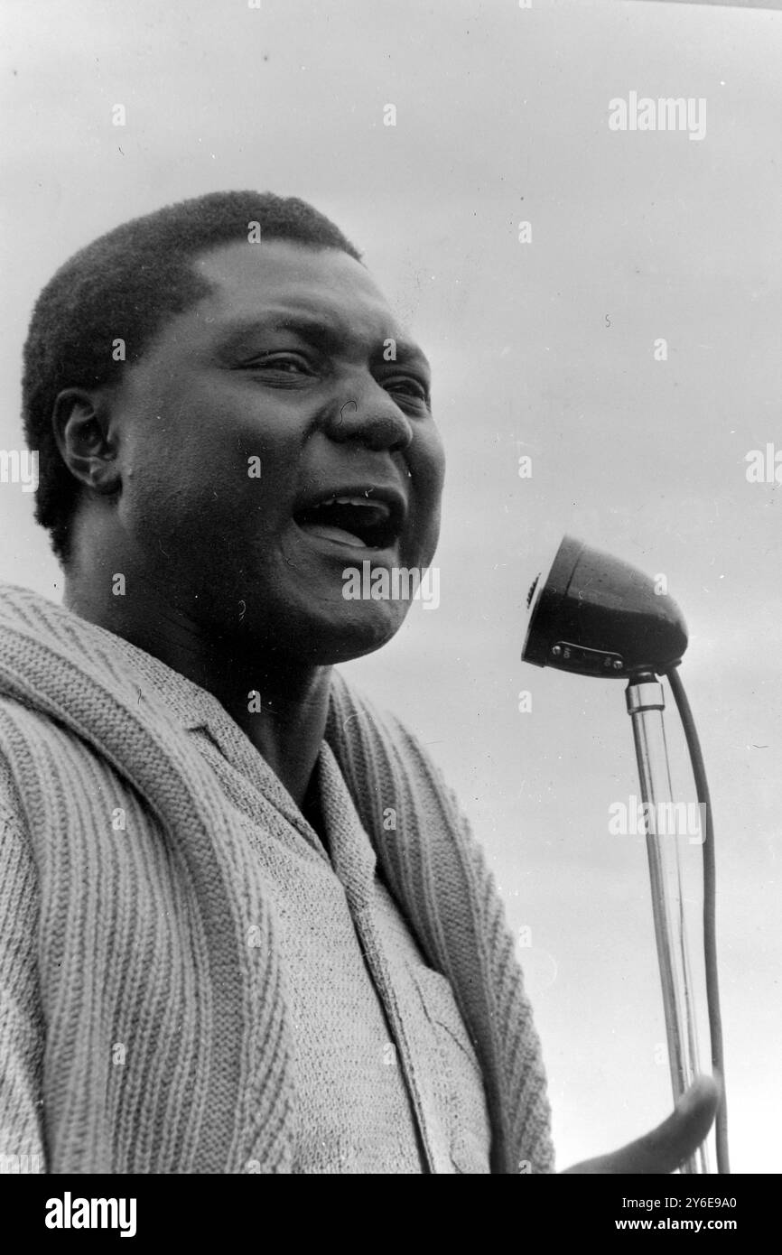 TOM MBOYA AT RALLY IN NUNGUNI / ; 9 DECEMBER 1962 Stock Photo - Alamy
