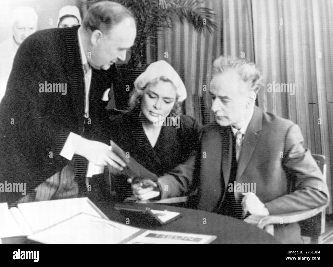 DAVIDVICH LANDAU IN MOSCOW WITH NOBEL PRIZE AWARD AND ROLF SULMAN AND KORA LANDAU / ; 10 ...