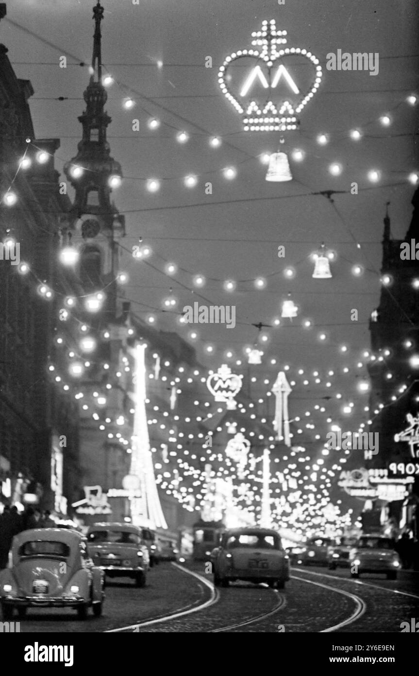 VIEWS MAIN SHOPPING STREET IN VIENNA - CHRISTMAS DECORATIONS AND ...