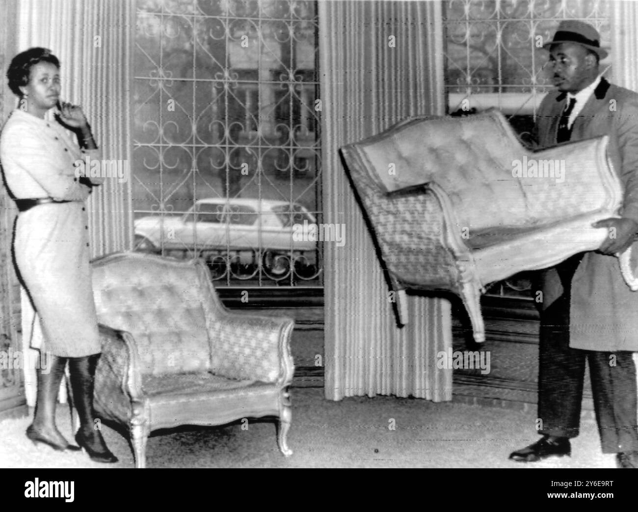 SONNY LISTON WITH WIFE GERALDINE AT HOME / ; 5 DECEMBER 1962 Stock ...