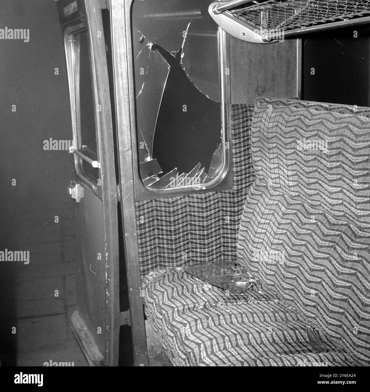 RAIL CRASHES WILLESDEN JUNCTION COLLISION SHATTERED WINDOW IN CARRIAGE ...