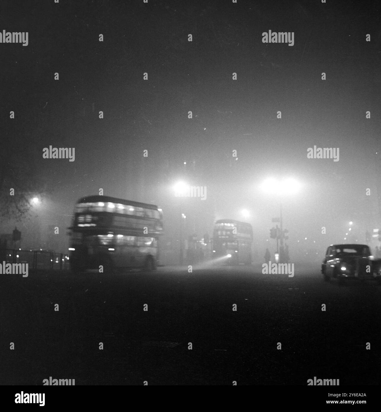 LONDON FOG BOUND BUSES ; 4 DECEMBER 1962 Stock Photo - Alamy