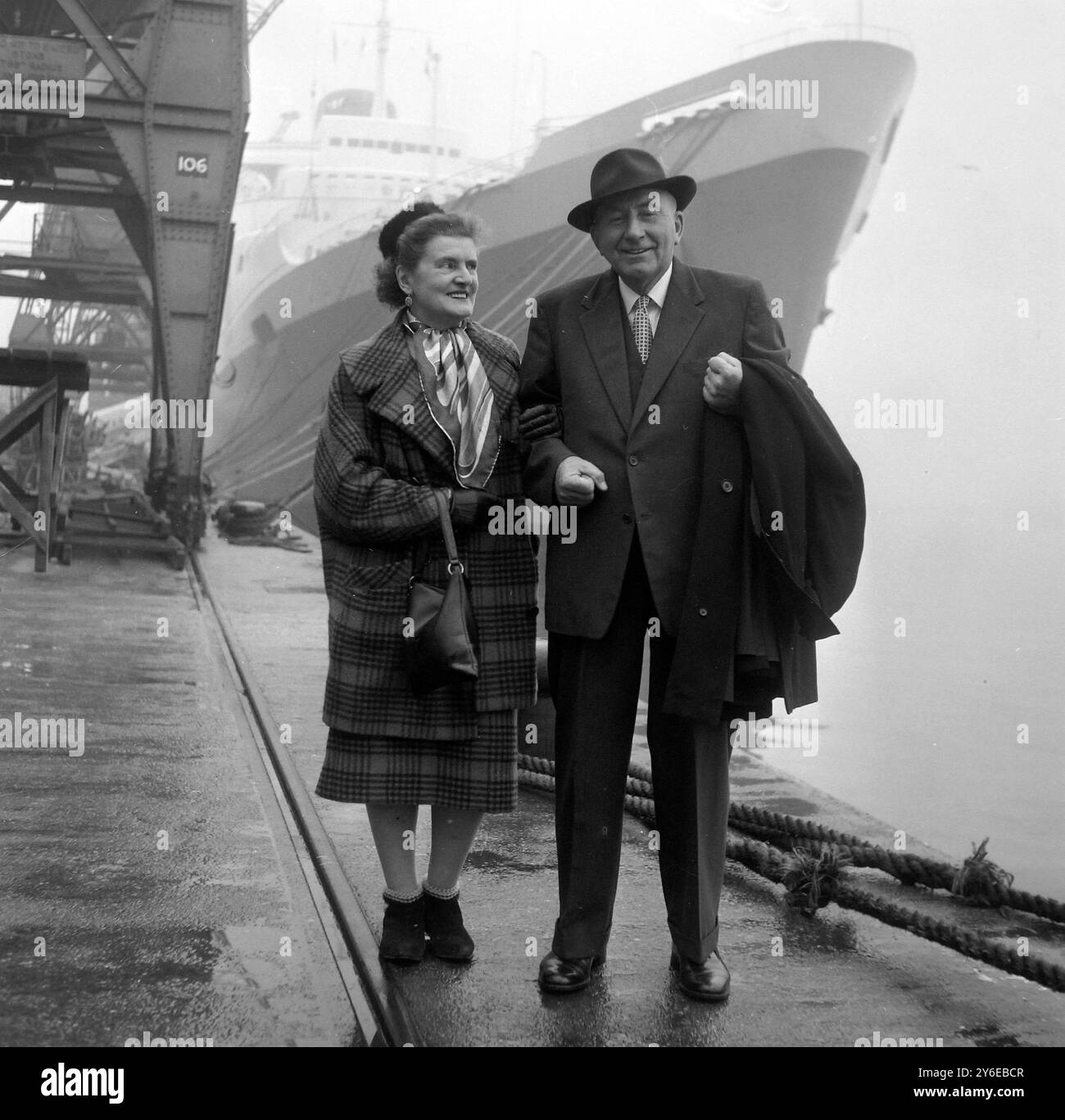 JOHN OAKLEY WITH WIFE IN SOUTHAMPTON ; 23 NOVEMBER 1962 Stock Photo - Alamy