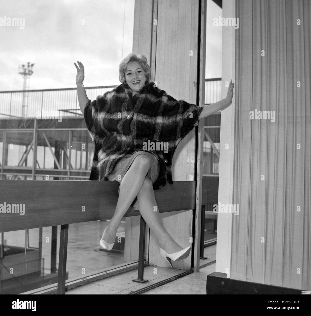 LIZ FRASER AT LONDON AIRPORT / ; 24 NOVEMBER 1962 Stock Photo - Alamy
