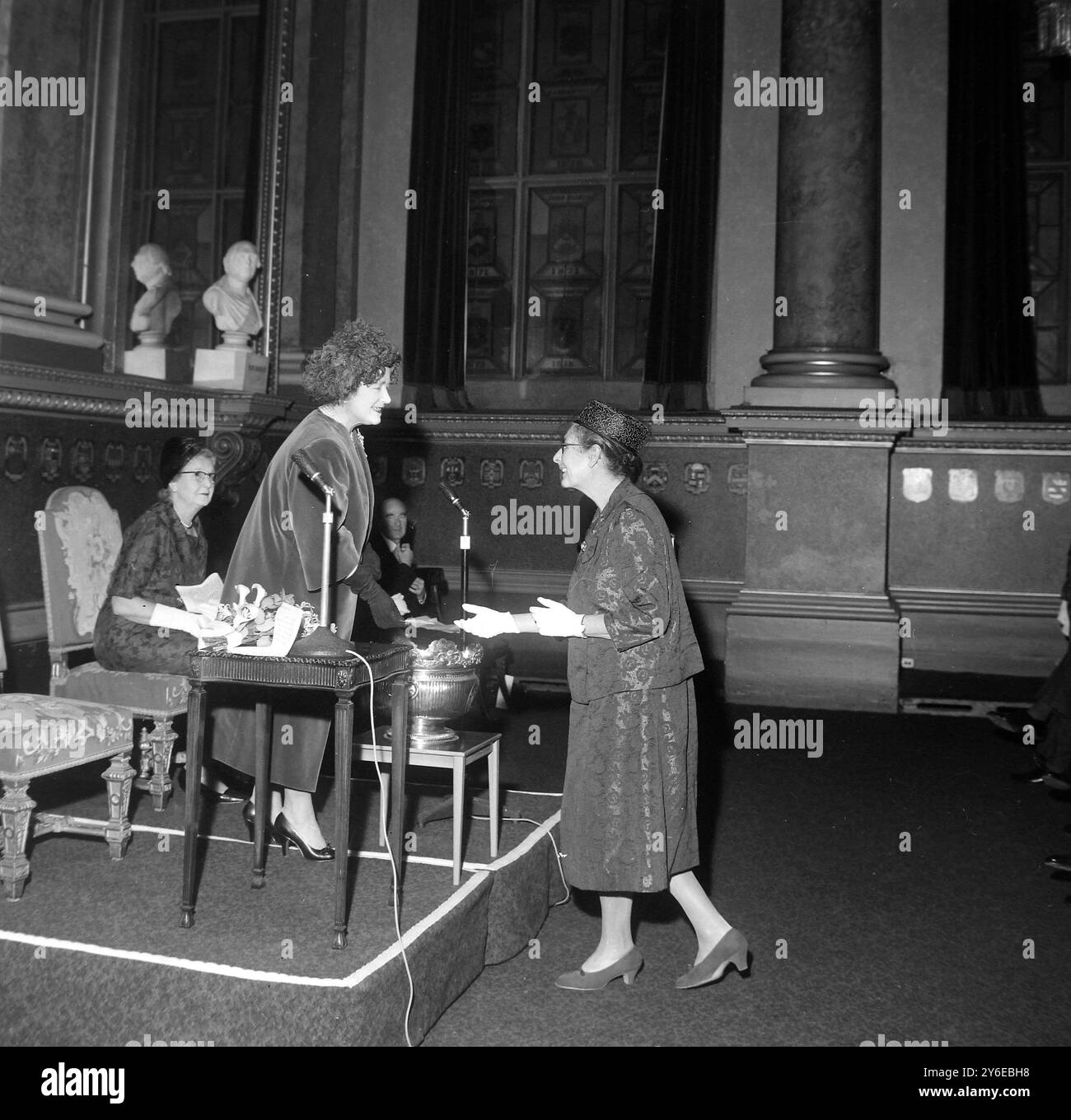 ELIZABETH QUEEN MOTHER MUM AT GOLDSMITHS HALL IN LONDON 22 NOVEMBER 1962 Stock Photo - Alamy