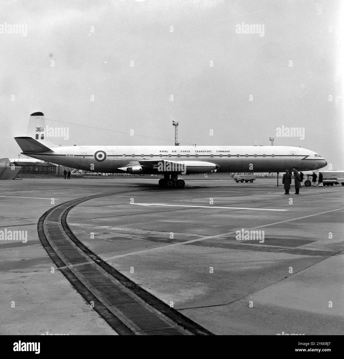 AVIATION RAF TRANSPORT COMMAND AT LONDON AIRPORT ; 21 NOVEMBER 1962 ...