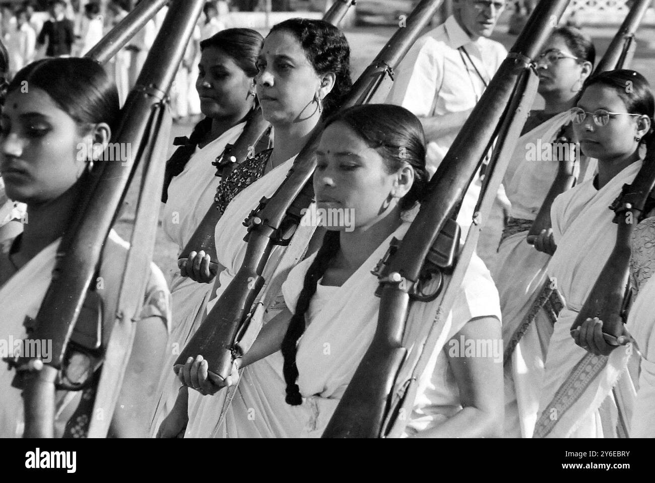 INDIAN WOMEN TROOPS WITH RIFLES IN INDIA - WAR INDO CHINA DISPUTE ; 20 ...