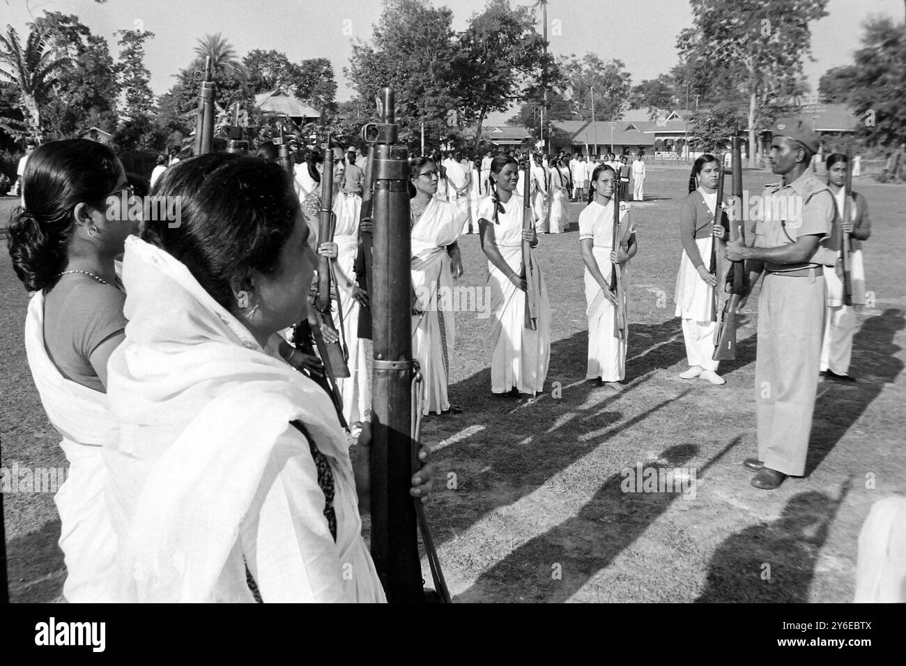 INDIAN WOMEN TROOPS WITH RIFLES IN INDIA - WAR INDO CHINA DISPUTE ; 20 ...