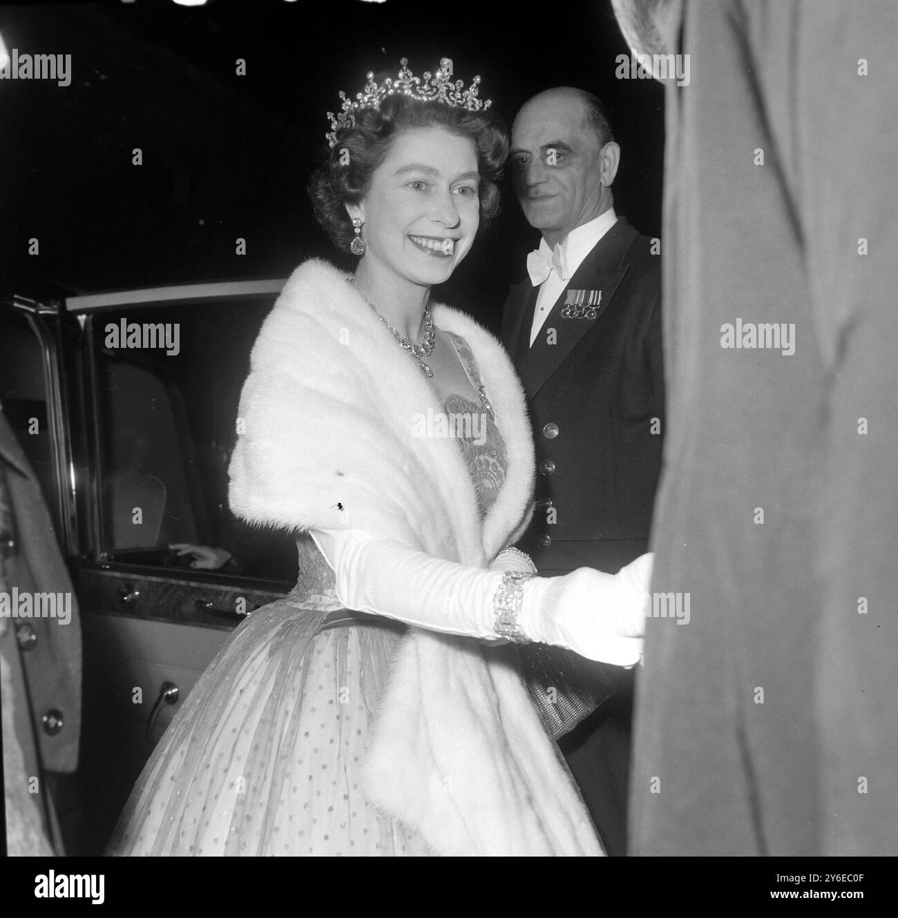 QUEEN ELIZABETH II IN LONDON ; 19 NOVEMBER 1962 Stock Photo - Alamy
