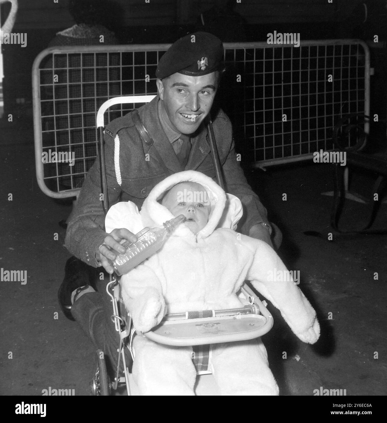 TROOPER KENNETH MITCHELL WITH A DAUGHTER IN SOUTHAMPTON ; 19 NOVEMBER ...