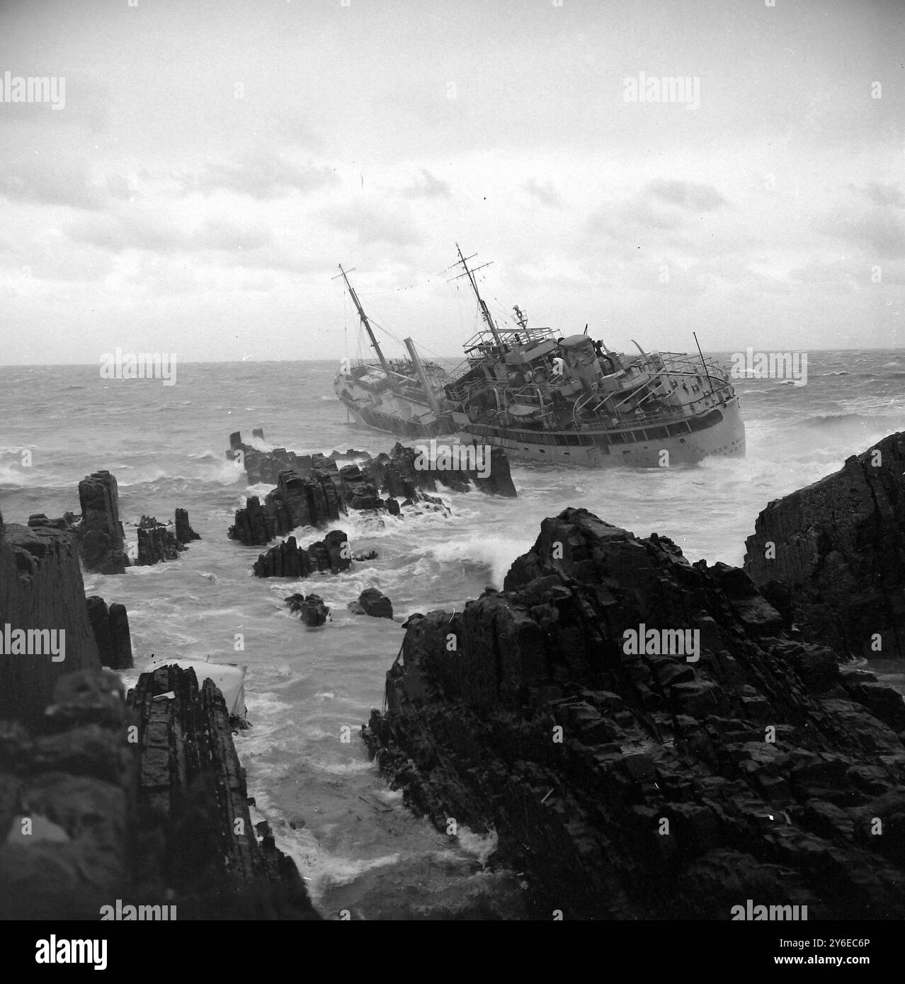 NAVAL TANKER GREEN RANGER BEEN BLOWN ON THE ROCKS IN NORTH DEVON ; 18 ...