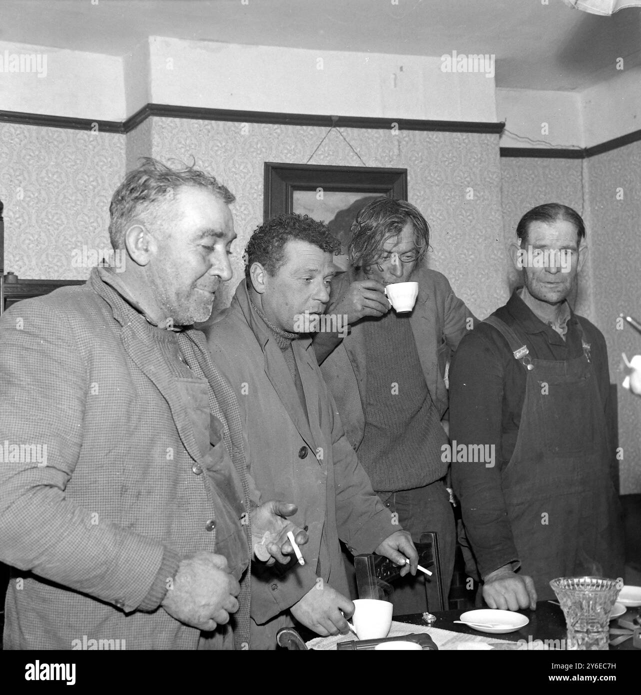 NAVAL TANKER GREEN RANGER BEEN BLOWN ON THE ROCKS IN NORTH DEVON ; 18 ...