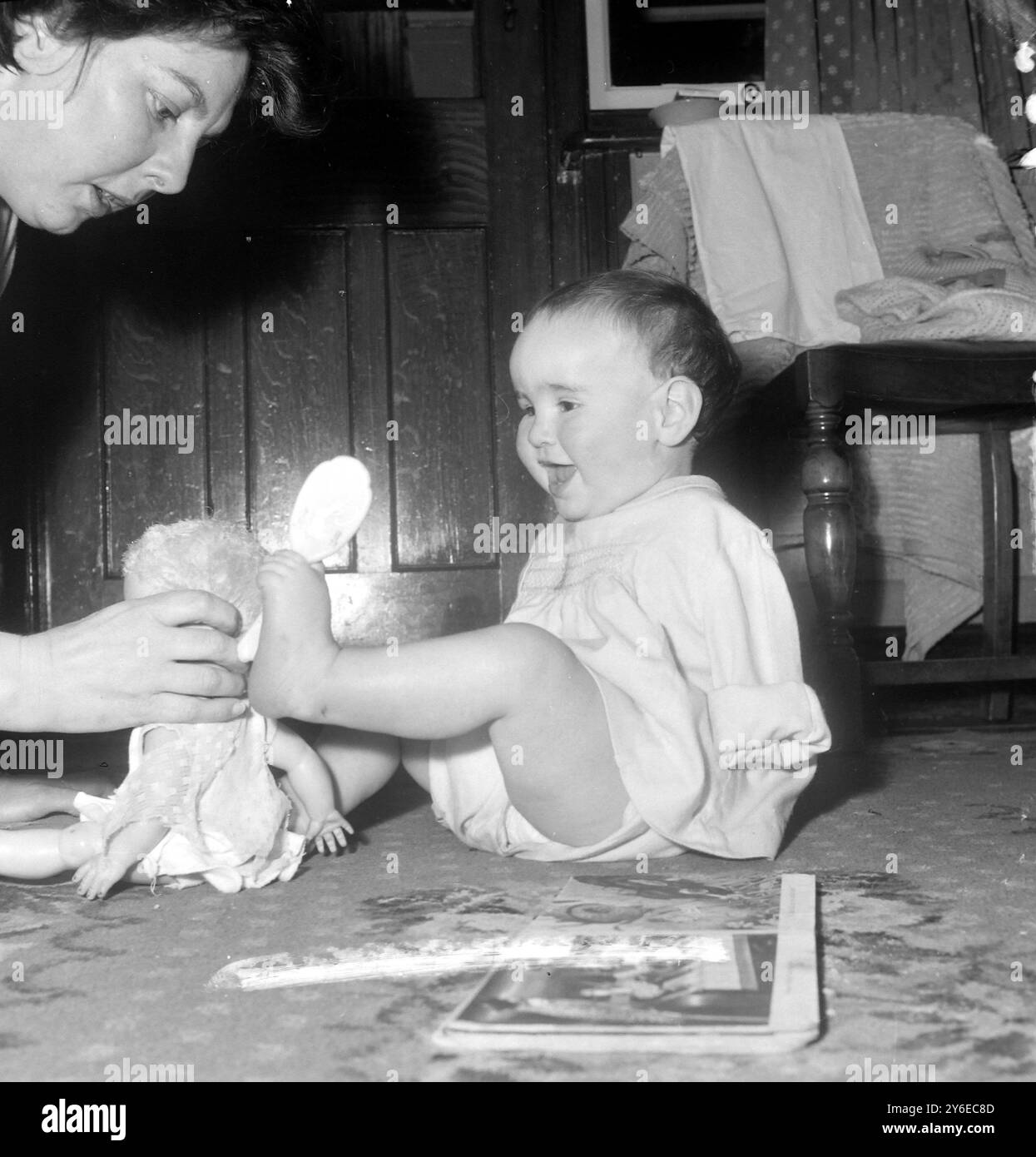 THALIDOMIDE ARMLESS BABY - RICHARD SATHERLEY WITH MOTHER BETTY ...