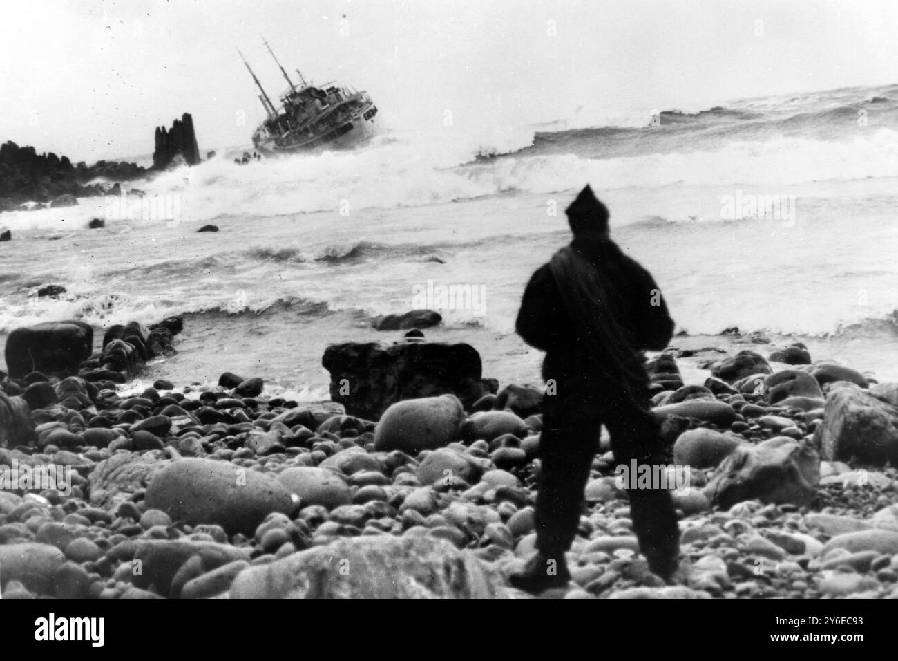 NAVAL TANKER GREEN RANGER BEEN BLOWN ON THE ROCKS IN NORTH DEVON ; 19 ...