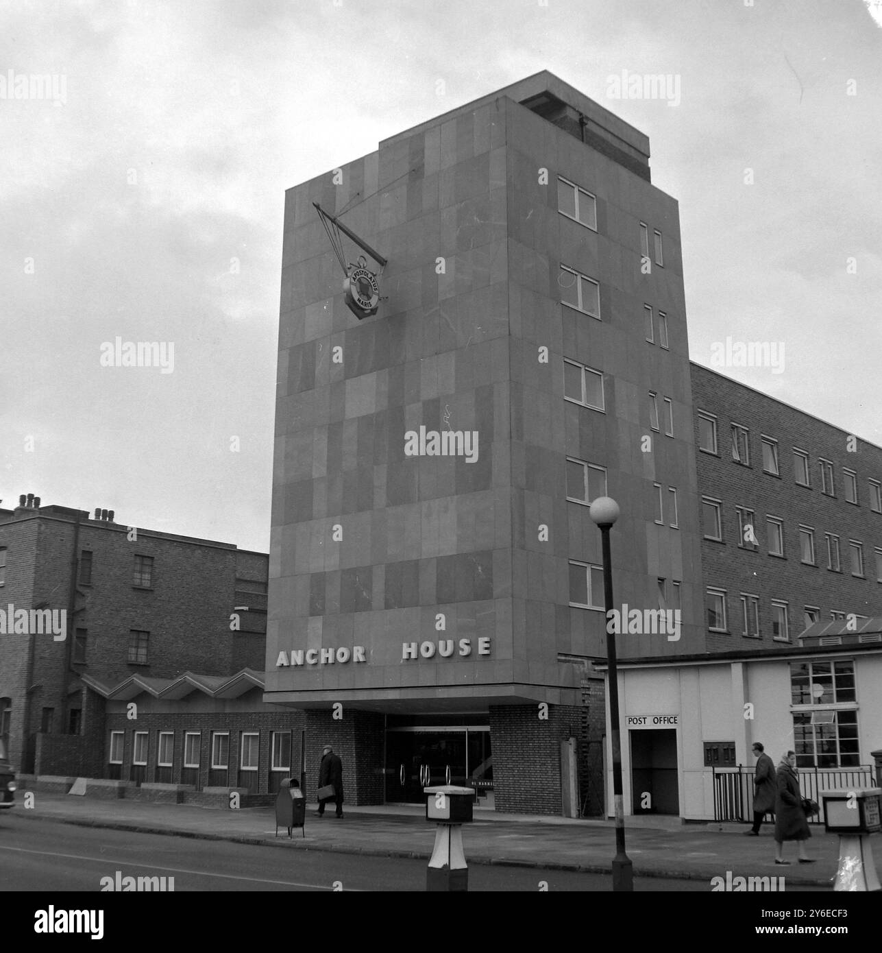 THE ANCHOR HOUSE IN CANNING TOWN IN LONDON ; 17 NOVEMBER 1962 Stock ...