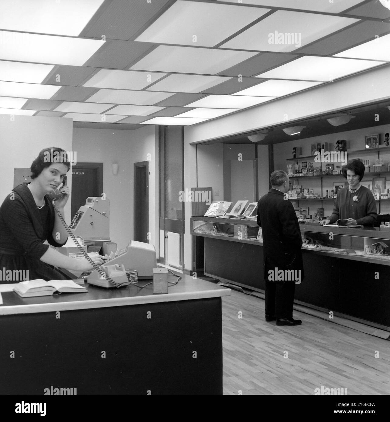 THE ANCHOR HOUSE IN CANNING TOWN IN LONDON ; 17 NOVEMBER 1962 Stock ...