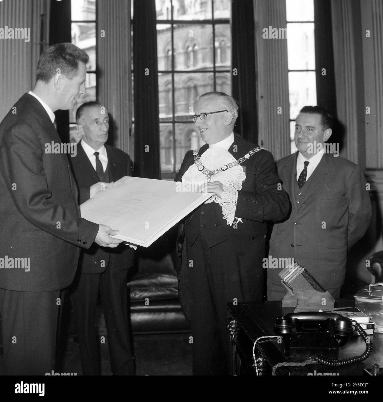 THE LORD MAYOR OF LONDON RALPH PERRING RECEIVES TOURIST BOARD IN LONDON ...