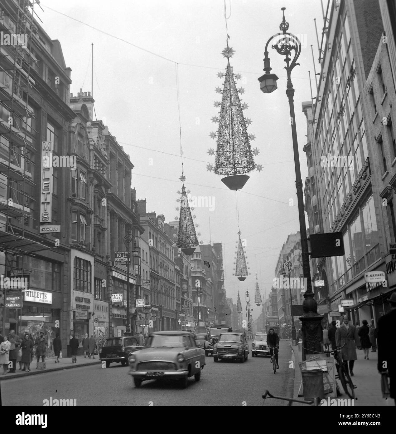 OXFORD STREET IN LONDON CHRISTMAS DECORATIONS ; 16 NOVEMBER 1962 Stock ...