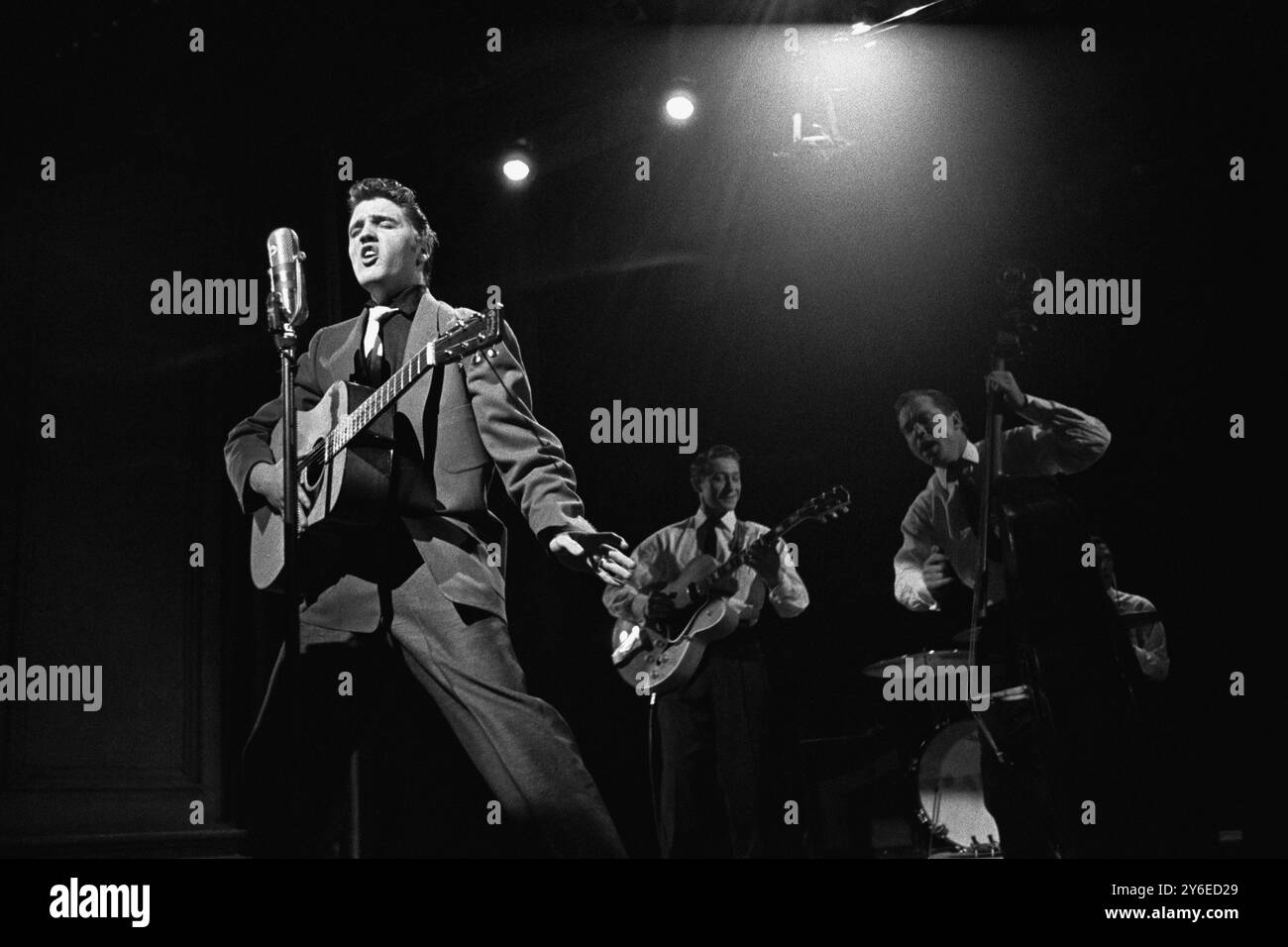 Elvis Presley live with Scotty Moore and Bill Black, September 1956 ...