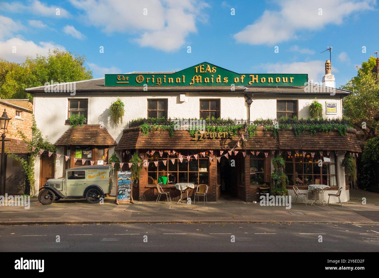 Maids cafe hi-res stock photography and images - Alamy
