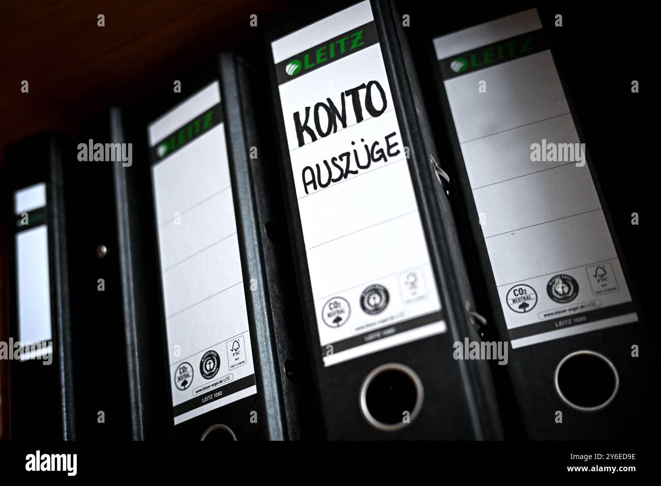 Bremen, Germany. 25th Sep, 2024. ILLUSTRATION - File folders with bank ...